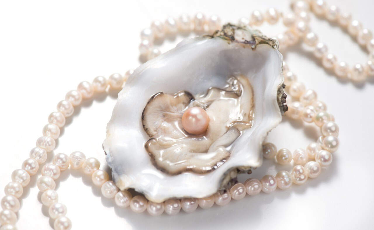 Farmed Pearls vs Natural Pearls & Their Differences